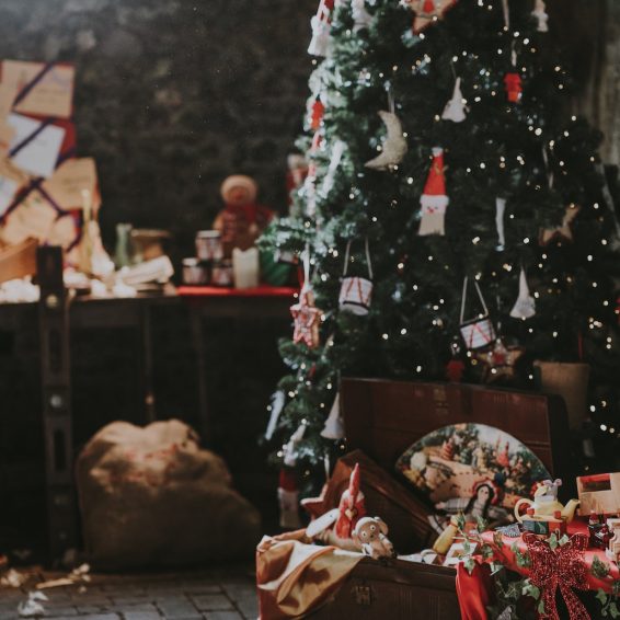 10 Bauble Window Display Ideas: Striking Ways To Hang Ornaments In The ...